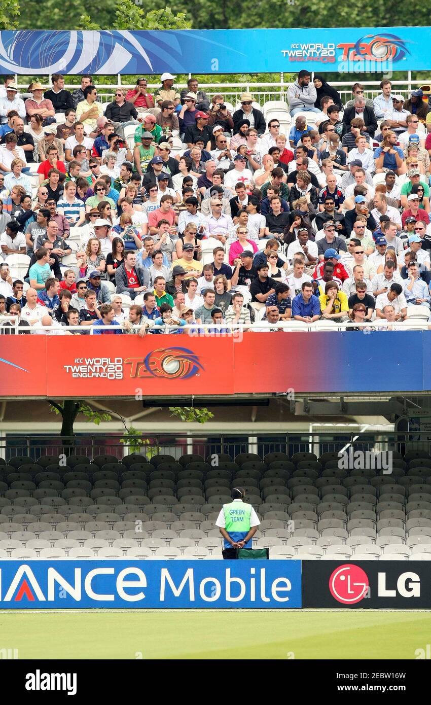 Cricket lord's steward hi-res stock photography and images - Alamy