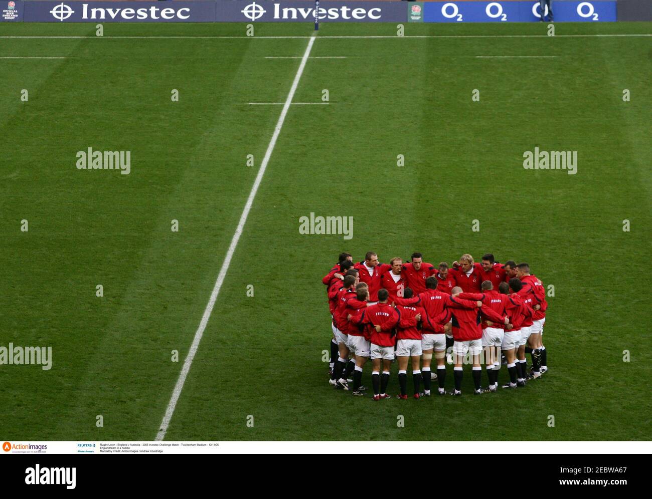 England rugby team in a huddle hi-res stock photography and images - Alamy