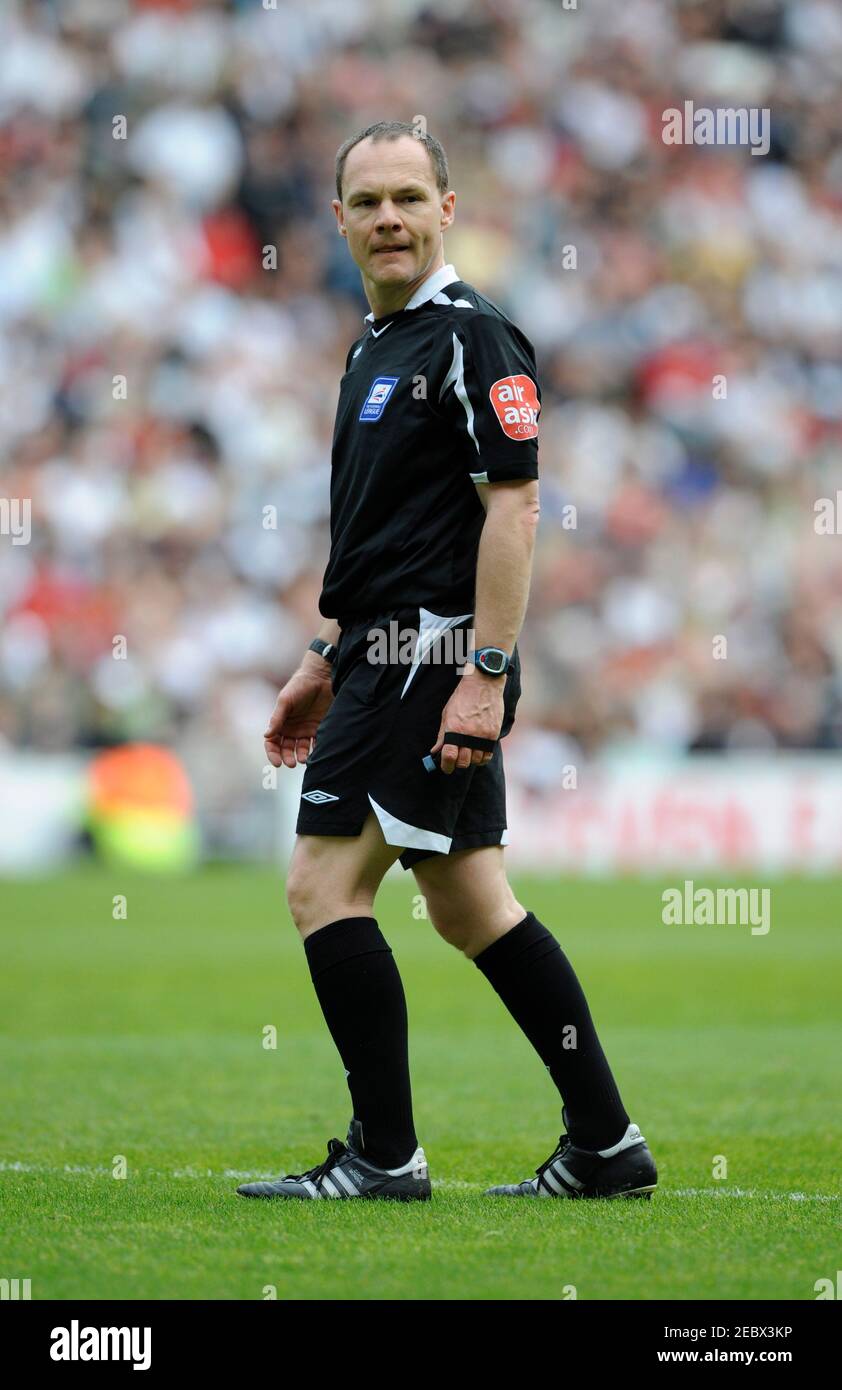 Referee Paul Armstrong High Resolution Stock Photography and Images - Alamy