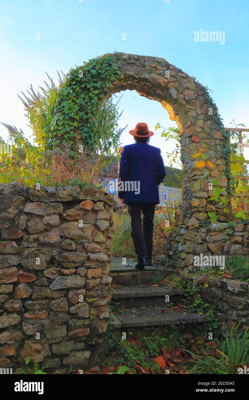 Standing architecture hi-res stock photography and images - Alamy