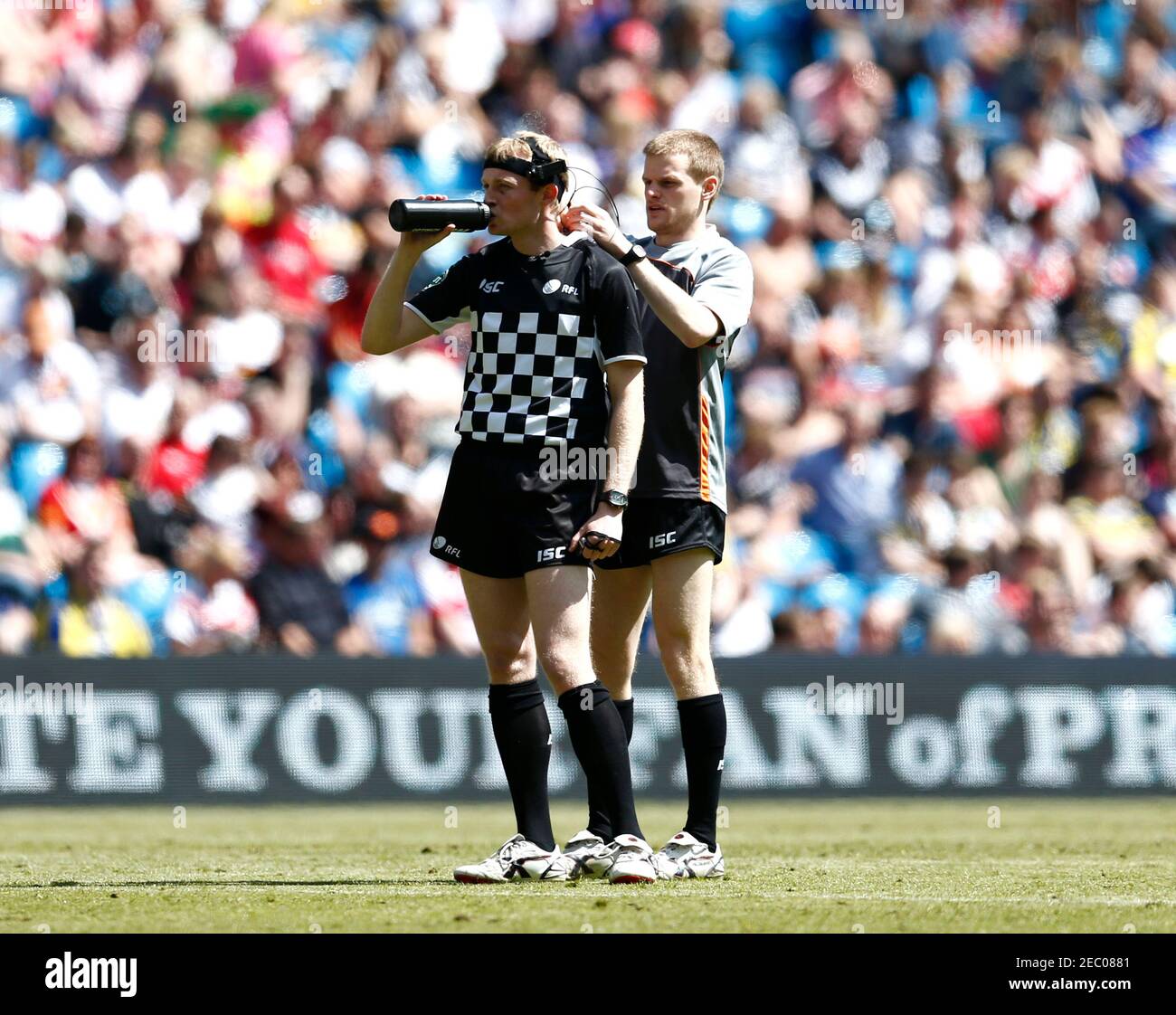 Referee robert hicks hi-res stock photography and images - Alamy