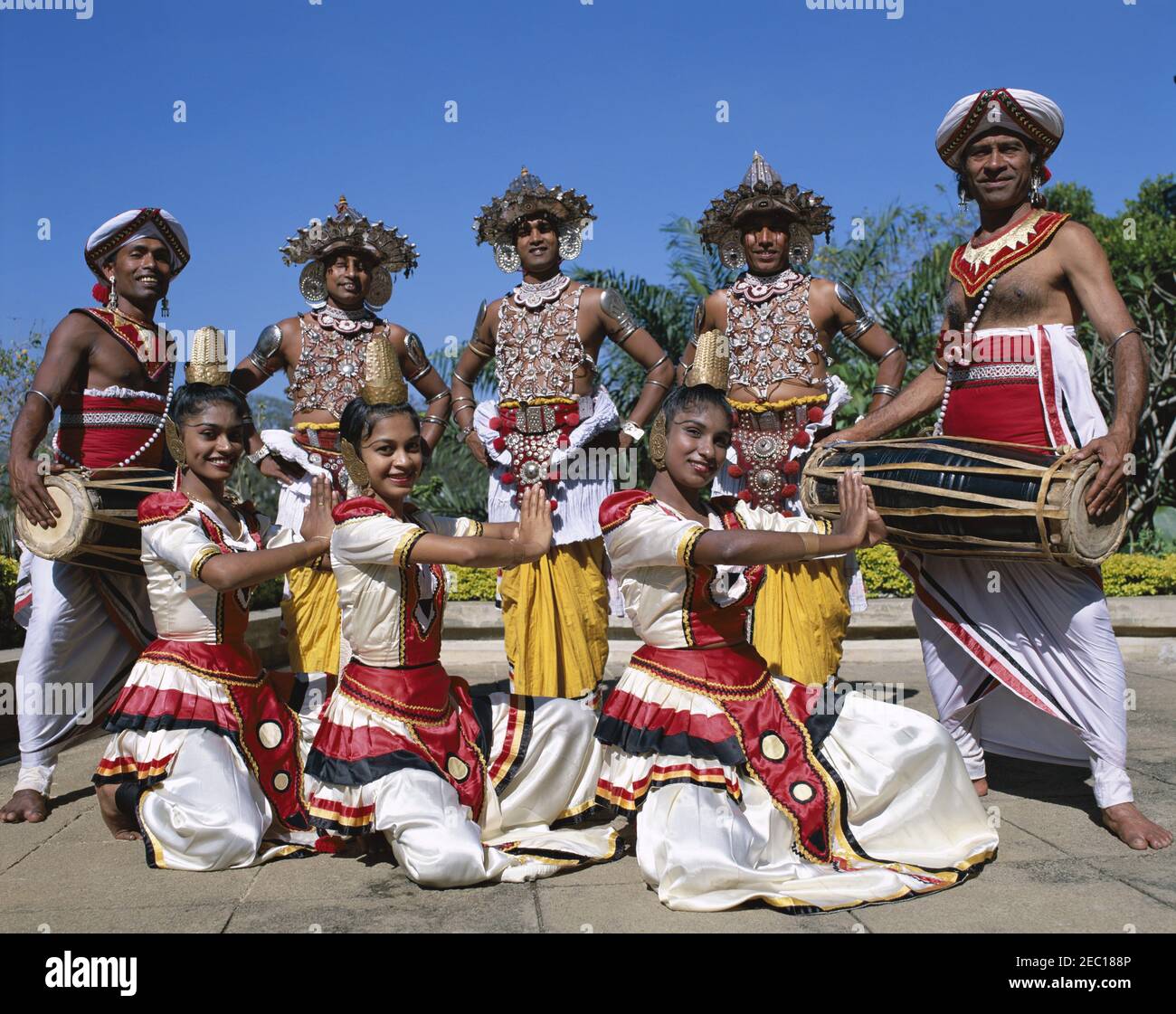 Kandyan costume hi-res stock photography and images - Alamy