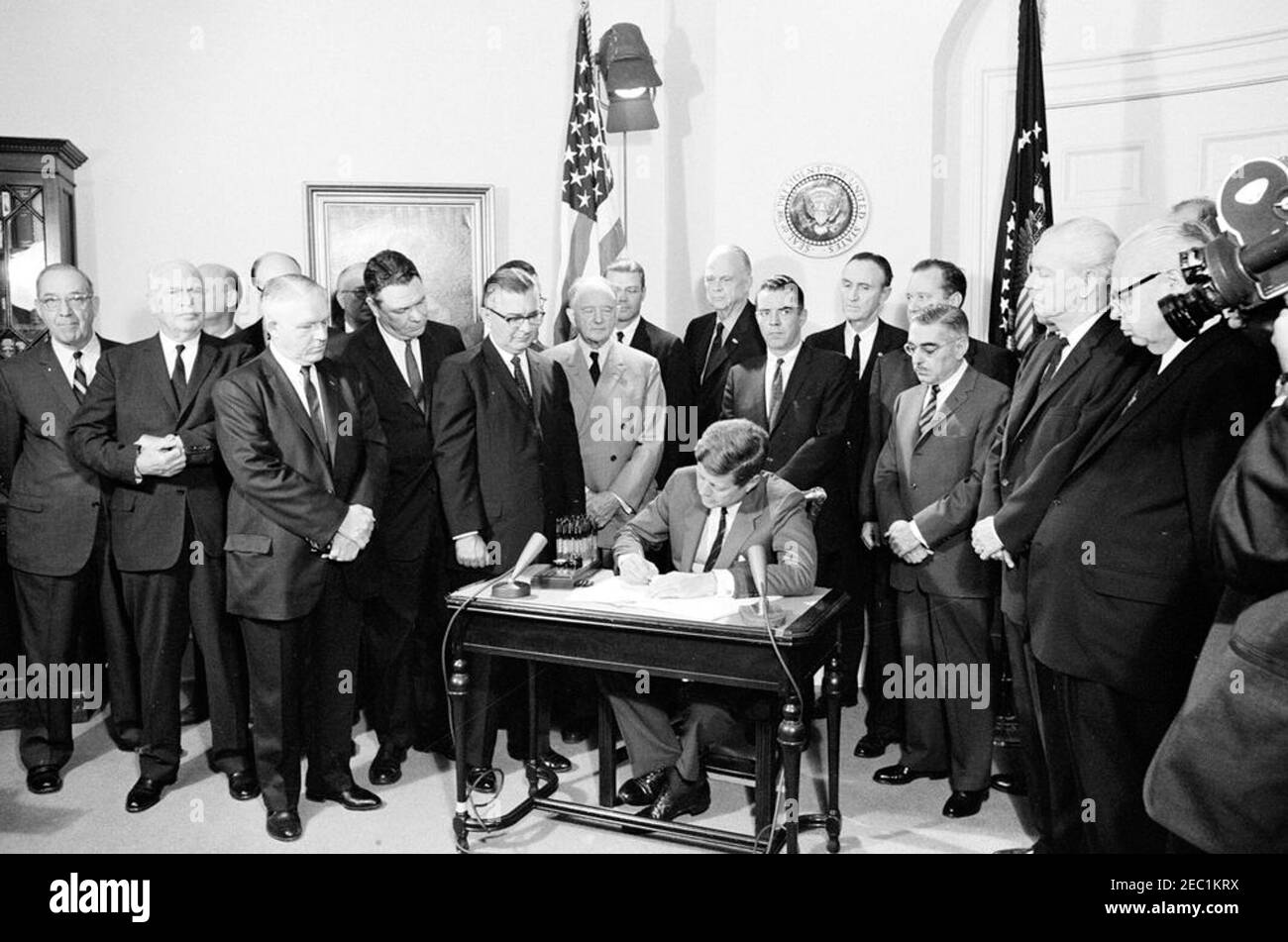 Signs into law a b Black and White Stock Photos & Images - Alamy