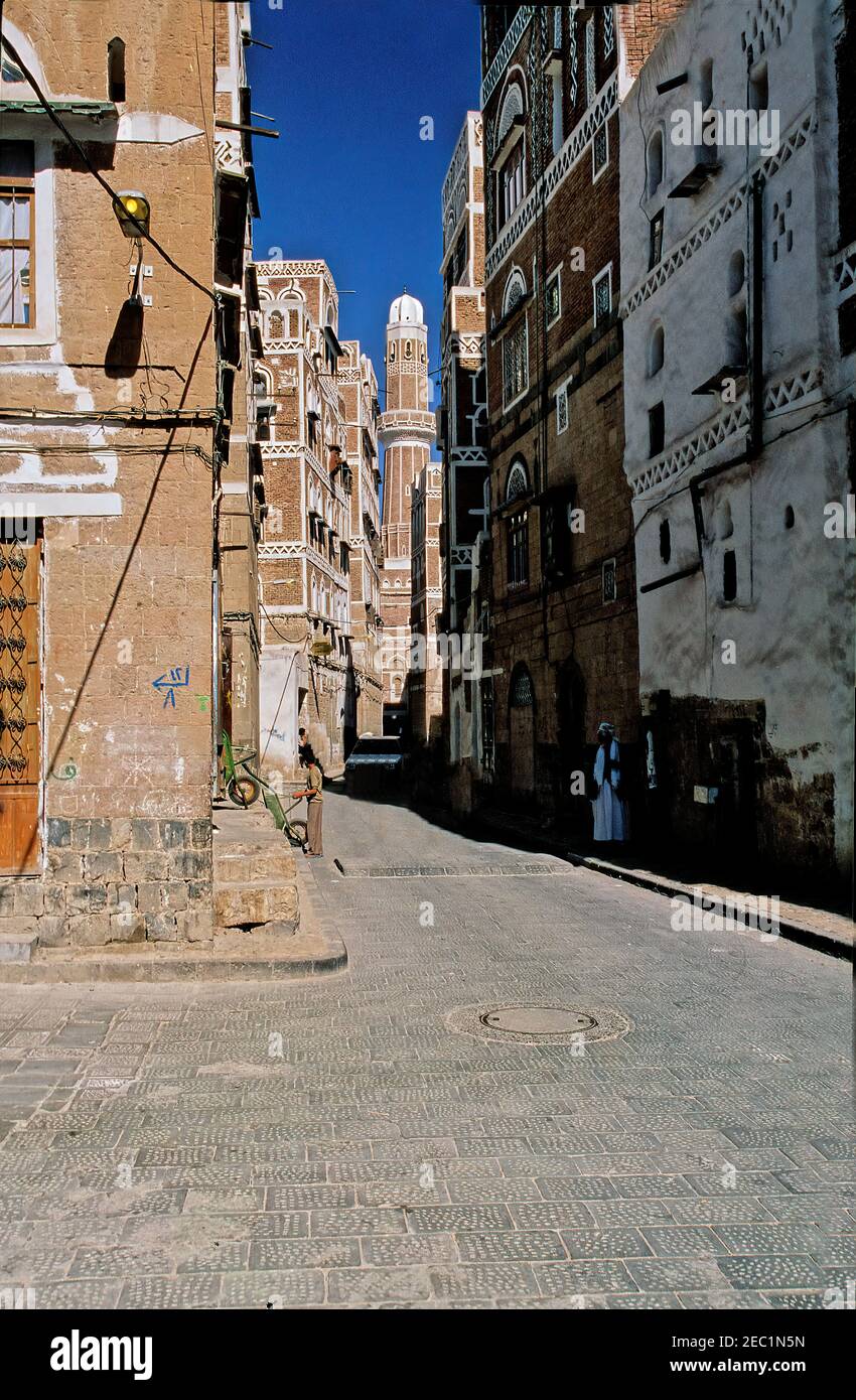 Sanaa (Arabic: صَنْعَاء‎, Ṣanʿāʾ [sˤɑnʕaːʔ], Yemeni Arabic: Old South ...