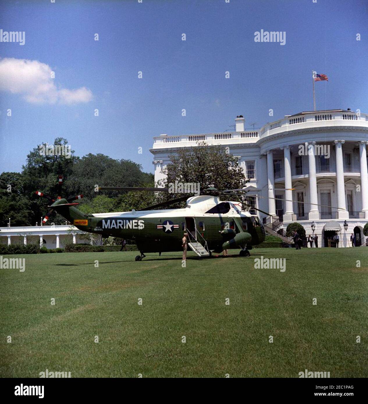 President Kennedy departs the White House for Glen Ora, Middleburg ...