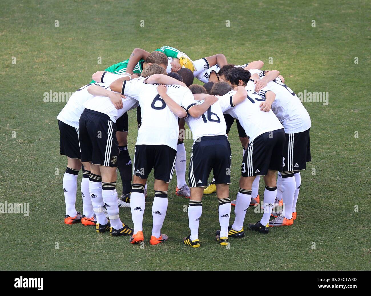 South africa team huddle hi-res stock photography and images - Alamy