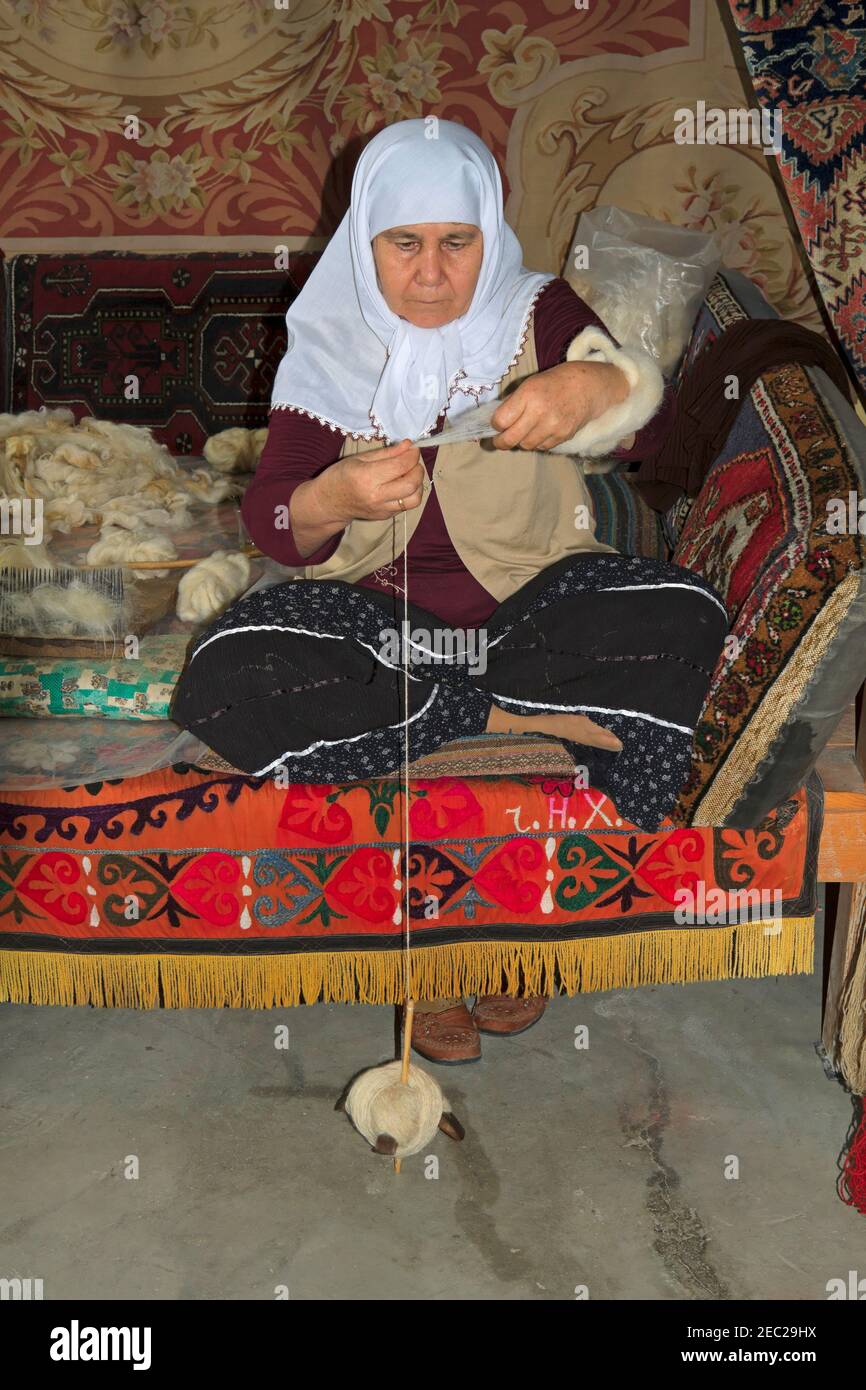 Drop spindle hi-res stock photography and images - Alamy