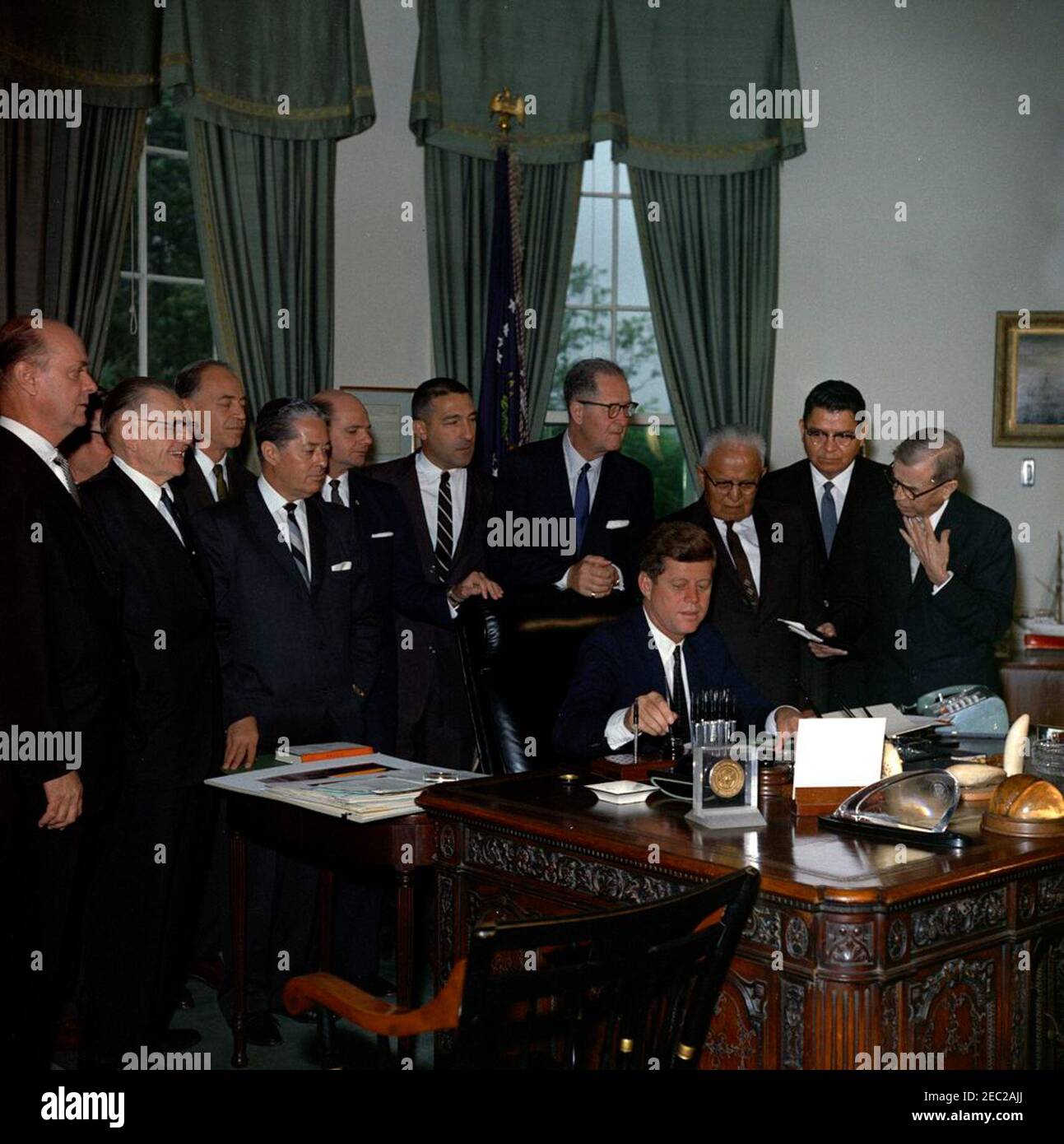 Bill clinton president oval office desk hi-res stock photography and ...