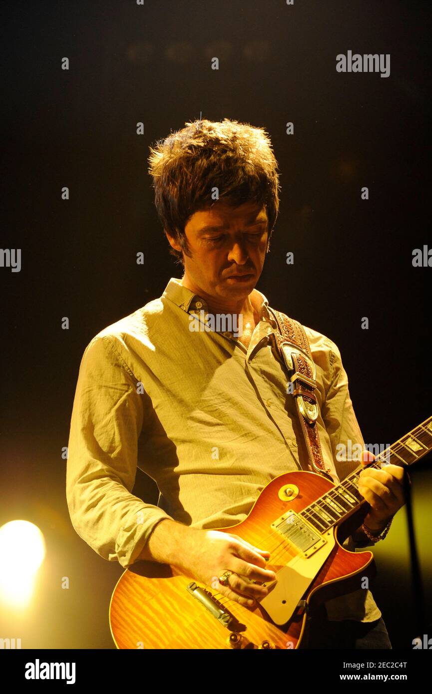 Liam gallagher noel gallagher 2008 hi-res stock photography and images ...