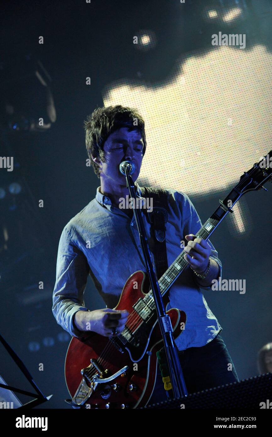 Oasis, featuring Liam Gallagher & Noel Gallagher perform live in ...