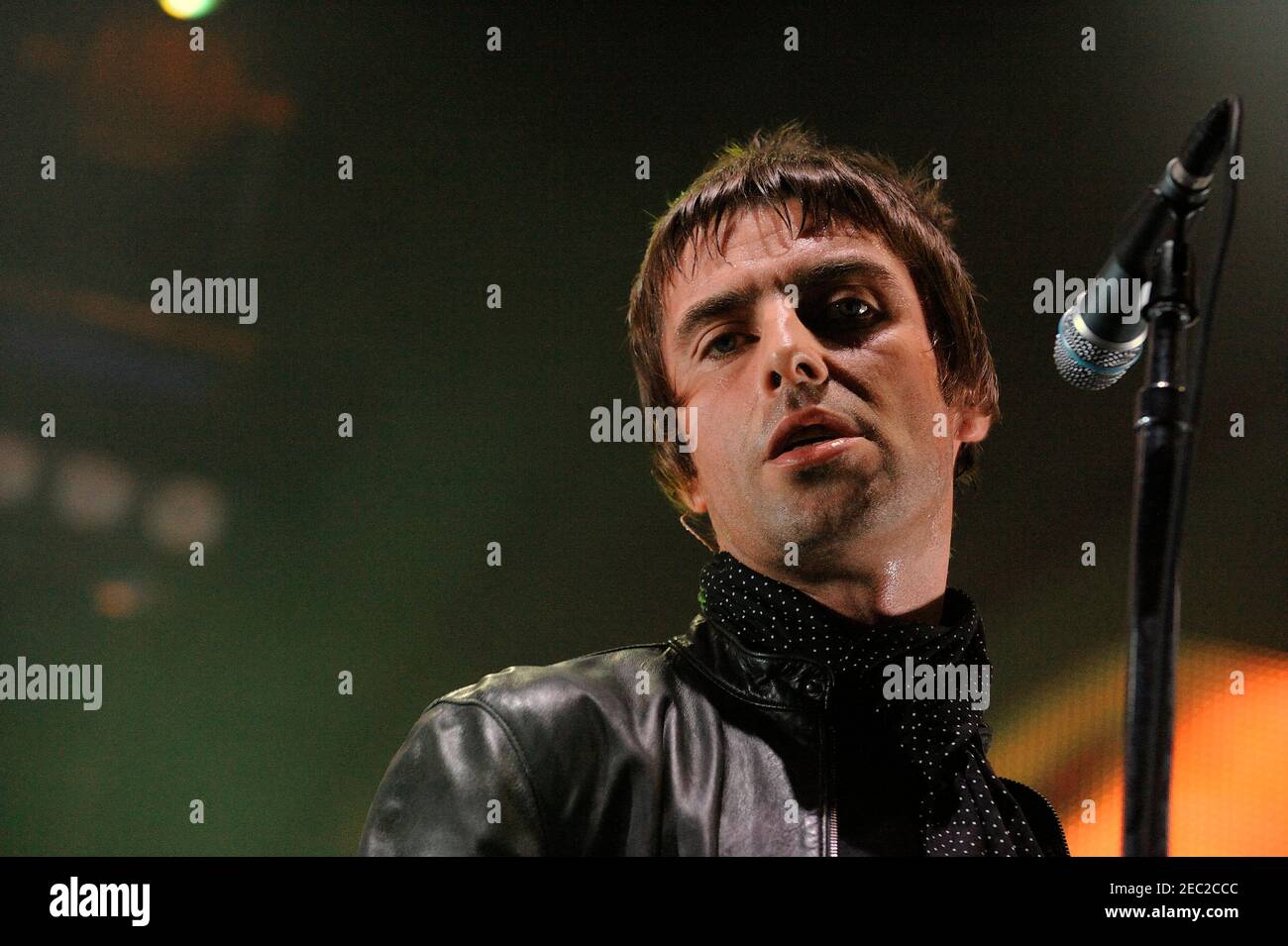 Oasis, featuring Liam Gallagher & Noel Gallagher perform live in ...