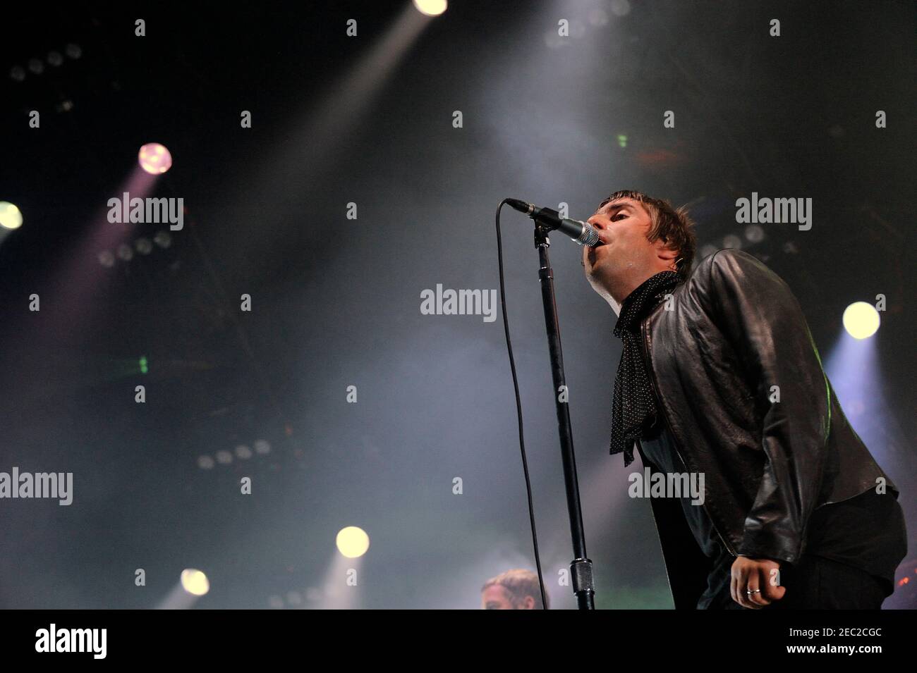 Oasis, featuring Liam Gallagher & Noel Gallagher perform live in ...