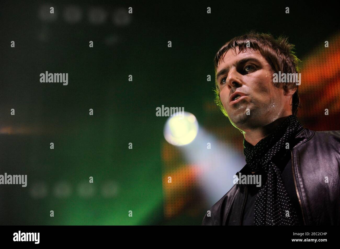 Oasis, featuring Liam Gallagher & Noel Gallagher perform live in ...