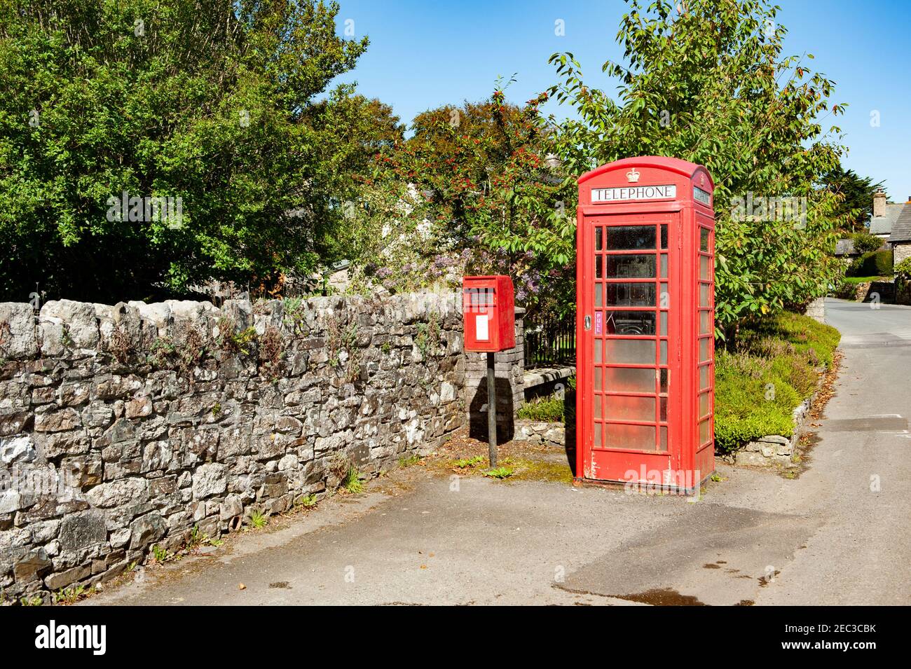 Traditional Red BT Telephone Box - Dartmoor, Devon Stock Photo - Alamy