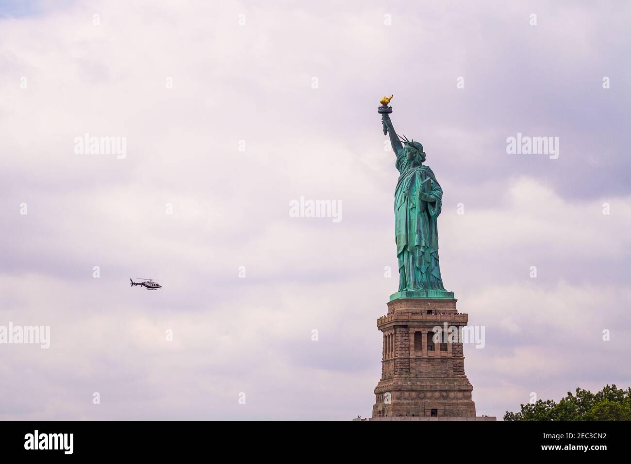 Side view of new york statue of liberty hi-res stock photography and ...