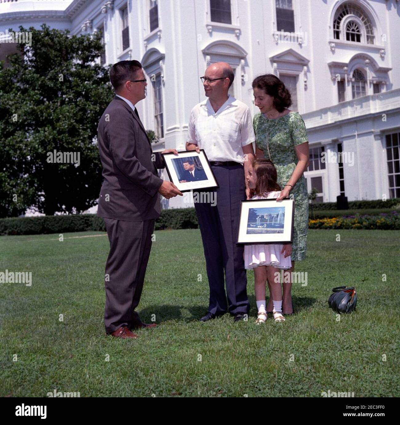 Visit of the 1,000,000th visitor to the White House for 1962, William ...