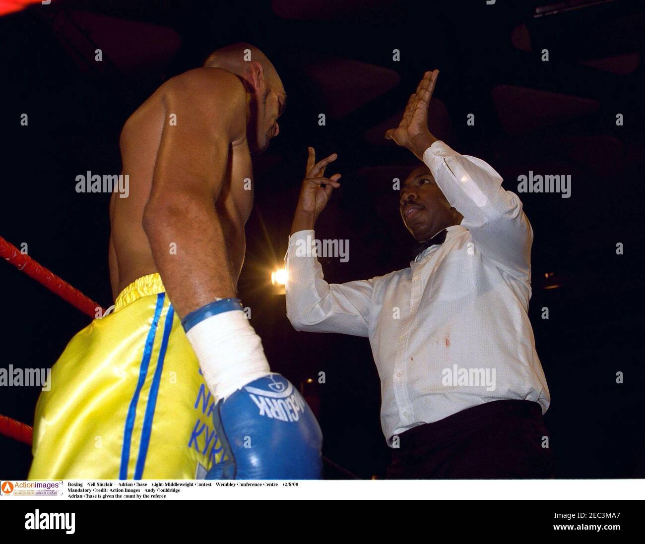 Wembley centre is the referee hi-res stock photography and images - Alamy