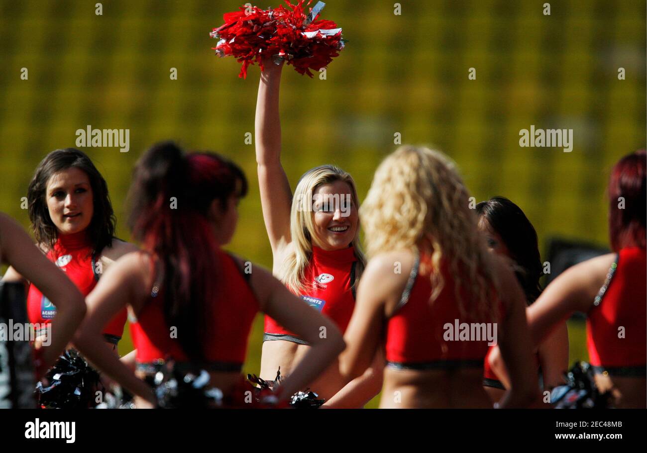 Saracens cheerleaders hi-res stock photography and images - Alamy