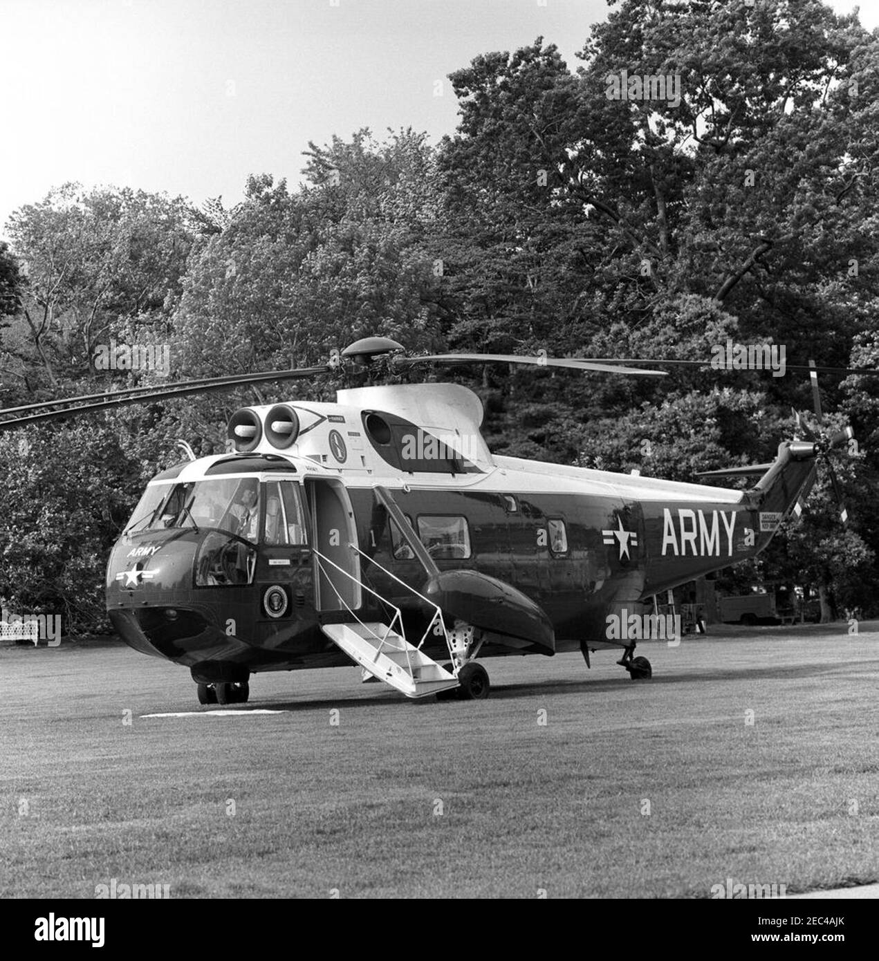 President Kennedy departs the White House for Atlantic City, New Jersey ...