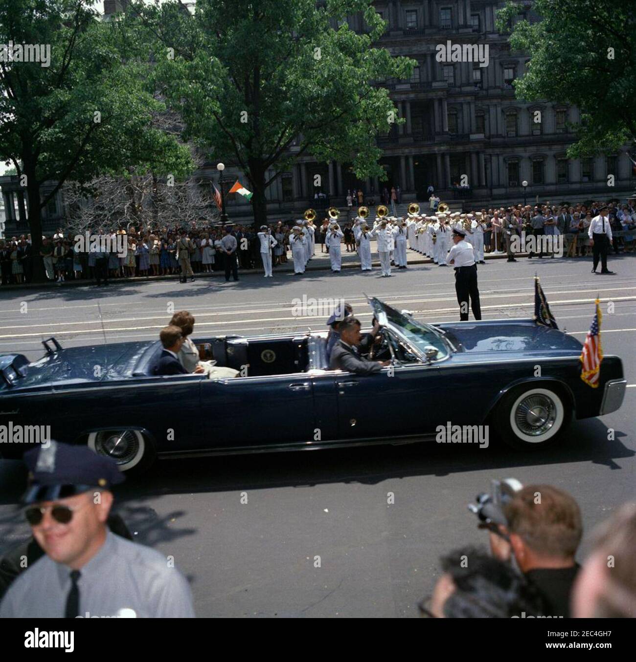 John jacqueline kennedy convertible hi-res stock photography and images ...