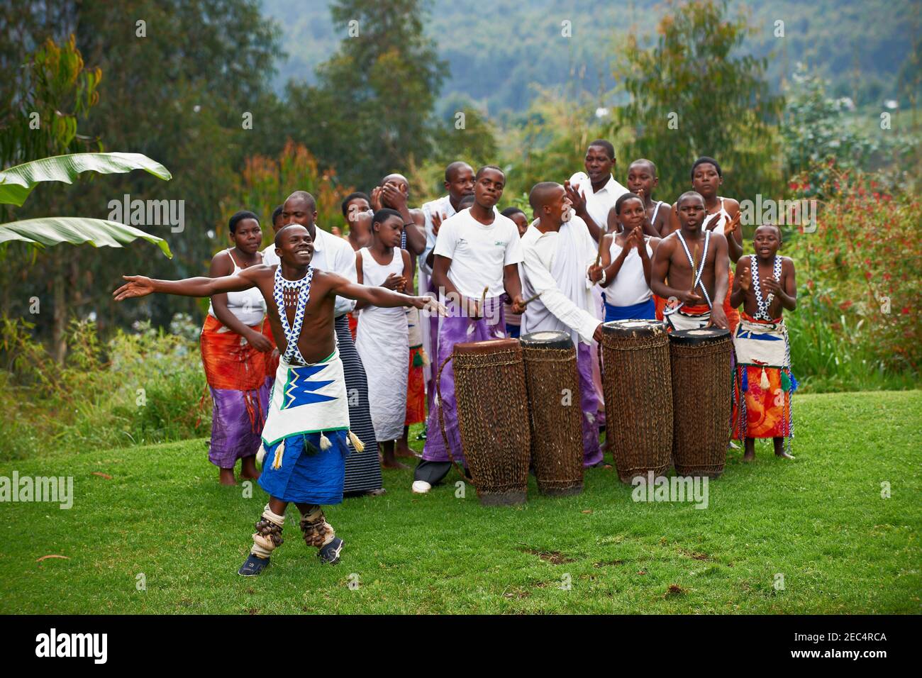 Rwanda traditional dance hi-res stock photography and images - Alamy