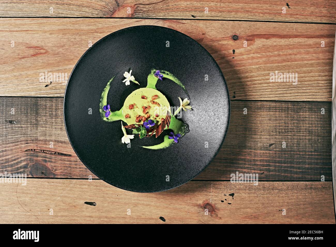 Salad presentation hi-res stock photography and images - Alamy