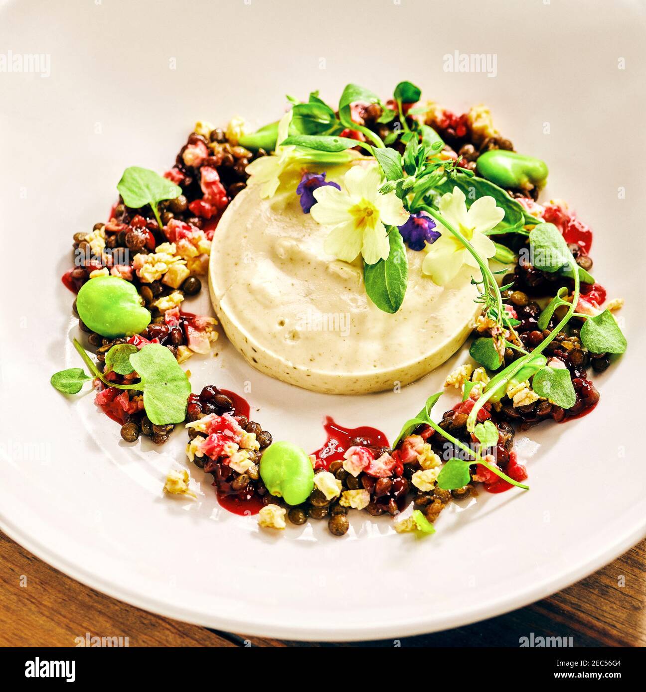 Salad presentation hi-res stock photography and images - Alamy