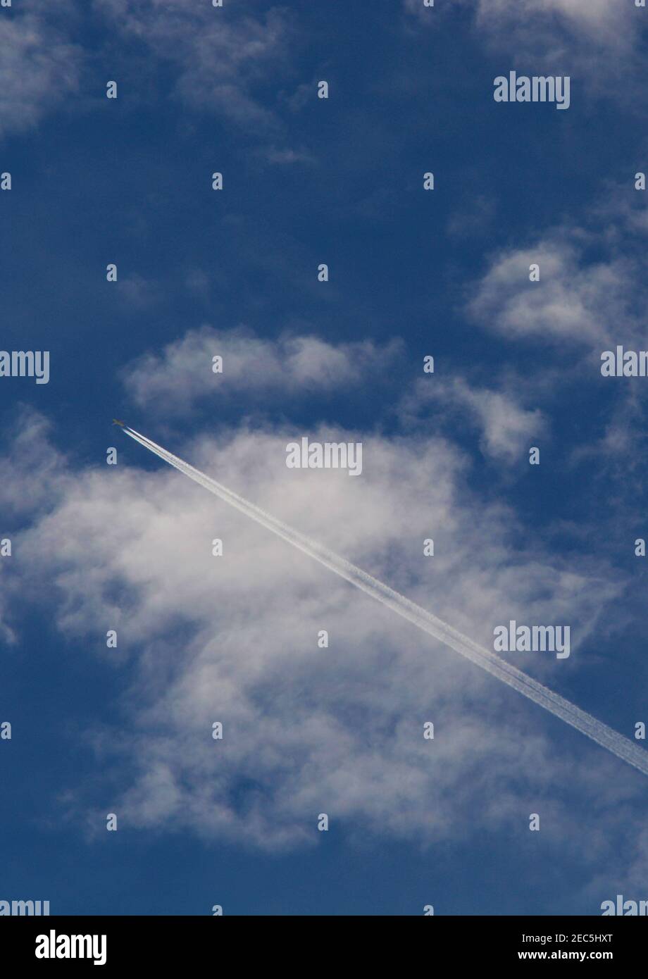 Airplanes contrail hi-res stock photography and images - Alamy