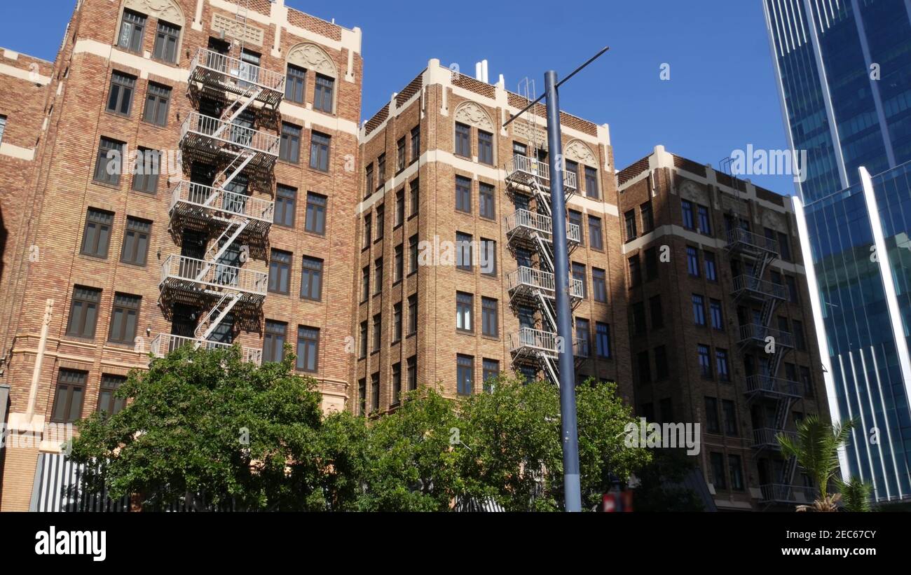 Multiple story building fire escape hi-res stock photography and images ...