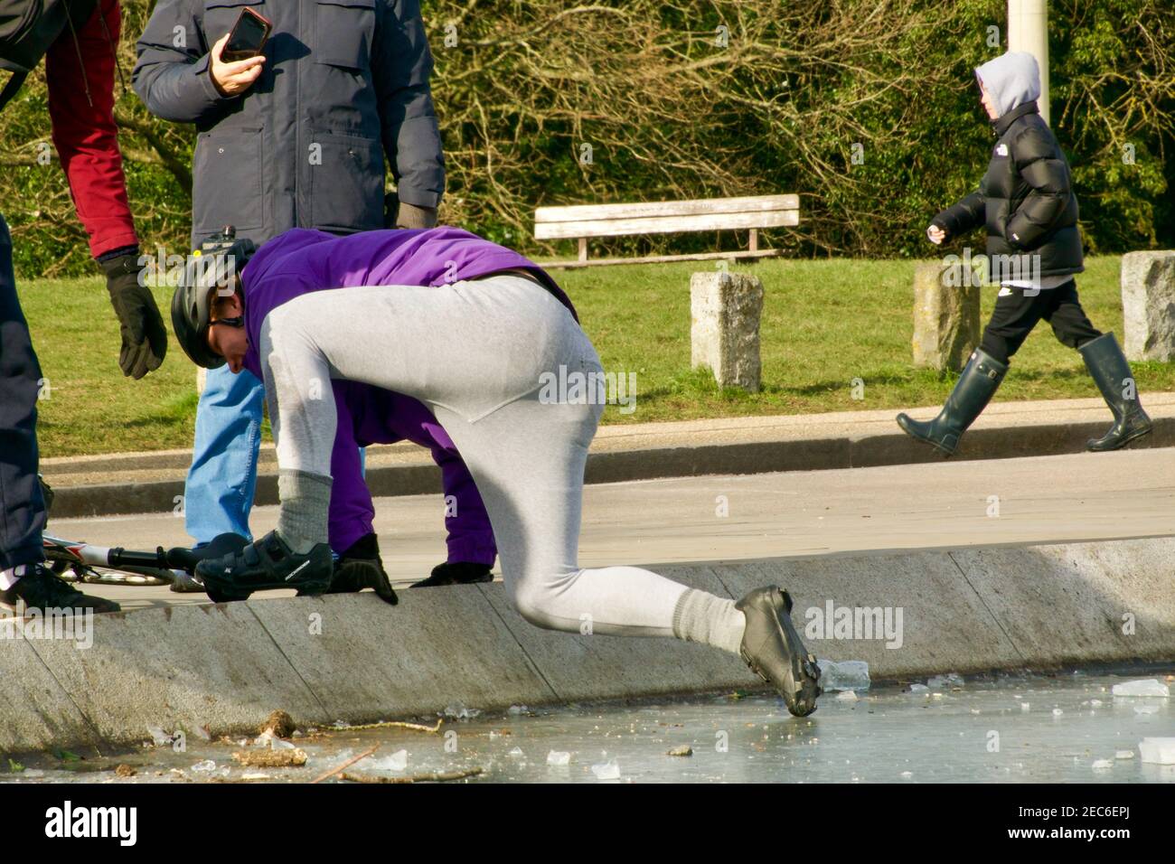Slipping on ice uk hi-res stock photography and images - Alamy
