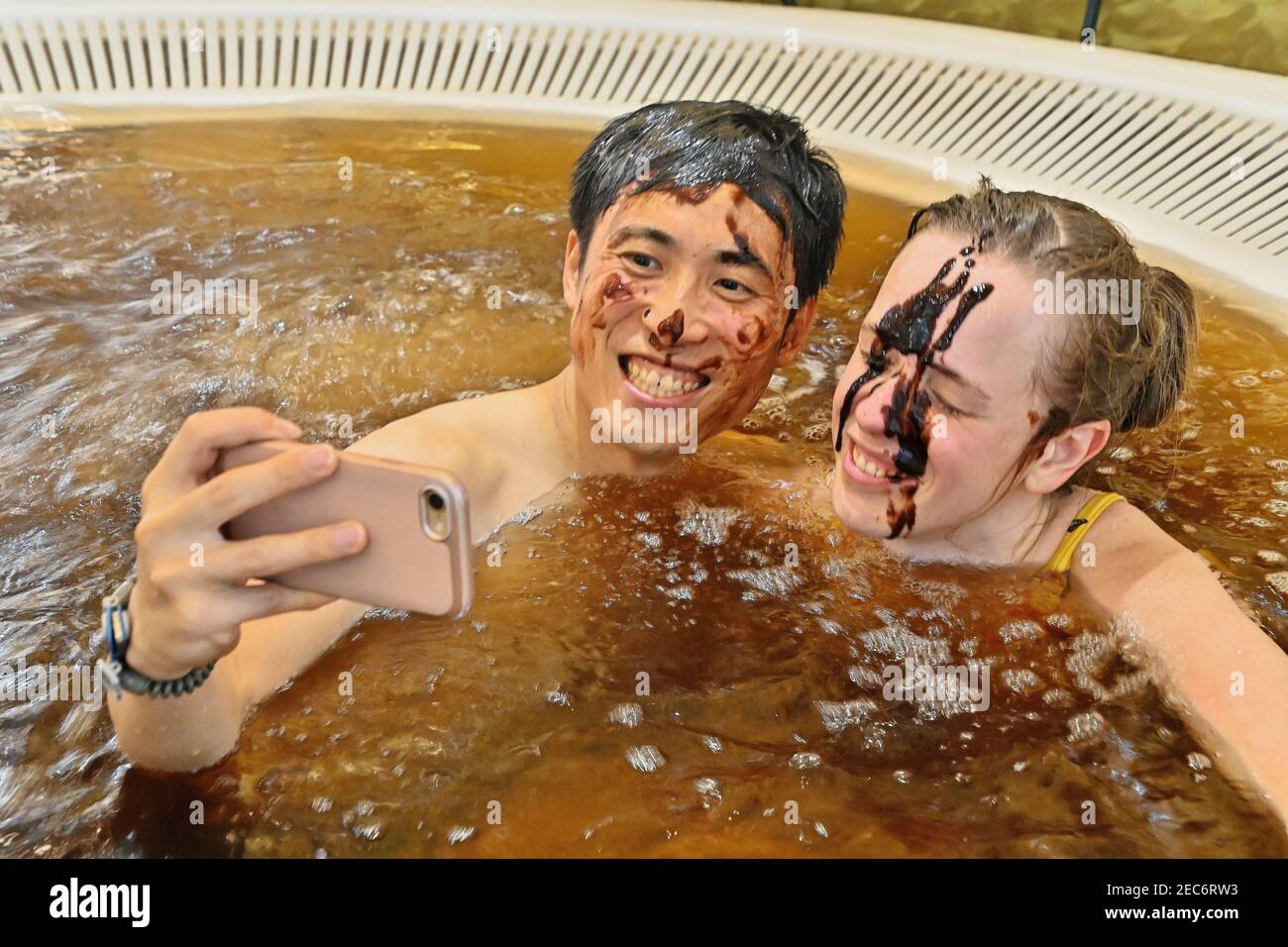 Chocolate bath hi-res stock photography and images - Alamy