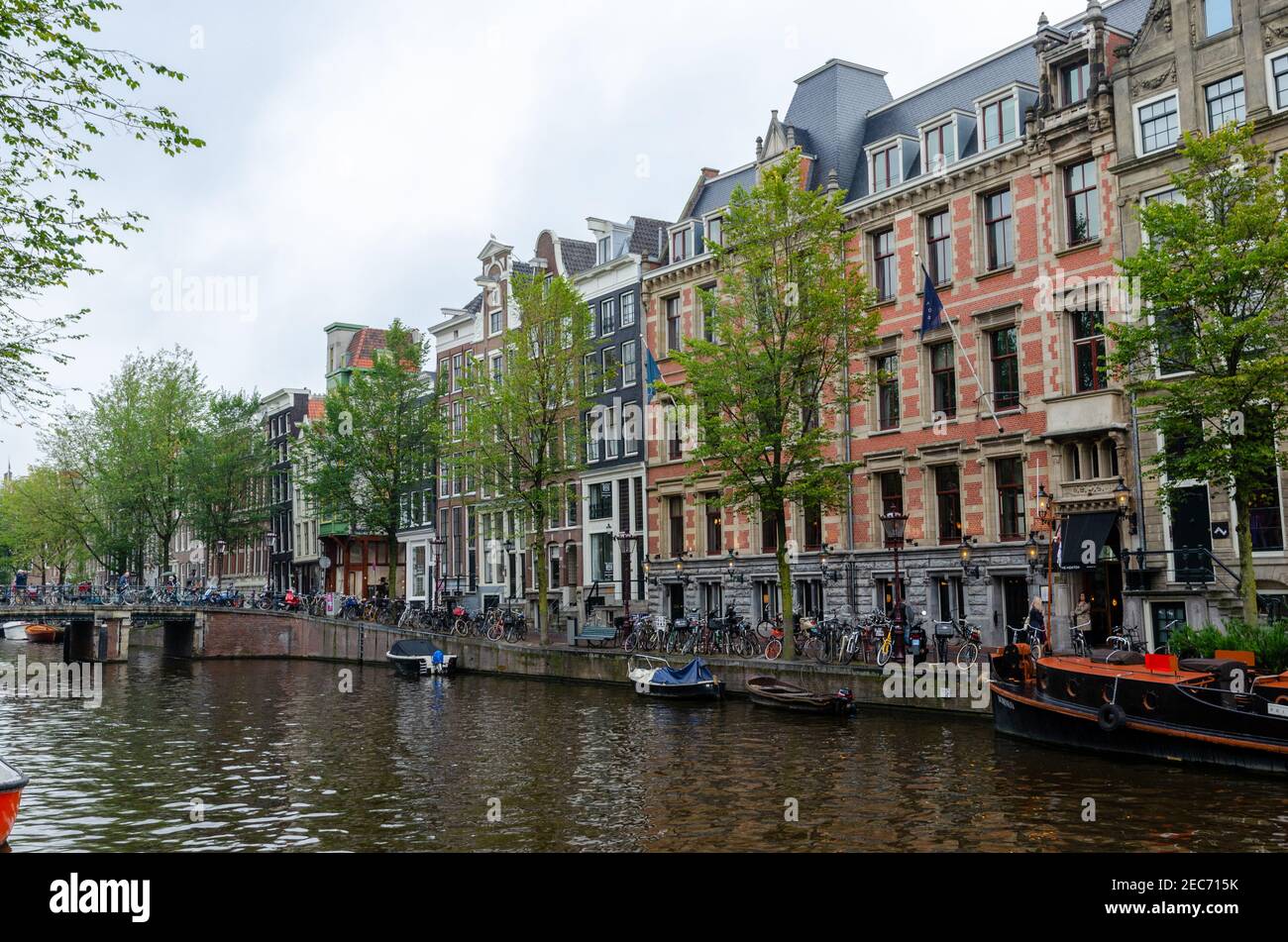 Famous Amsterdam channels and great cityscape. Colorful scene of ...