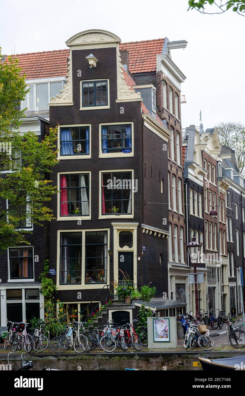 Traditional old dutch buildings hi-res stock photography and images - Alamy
