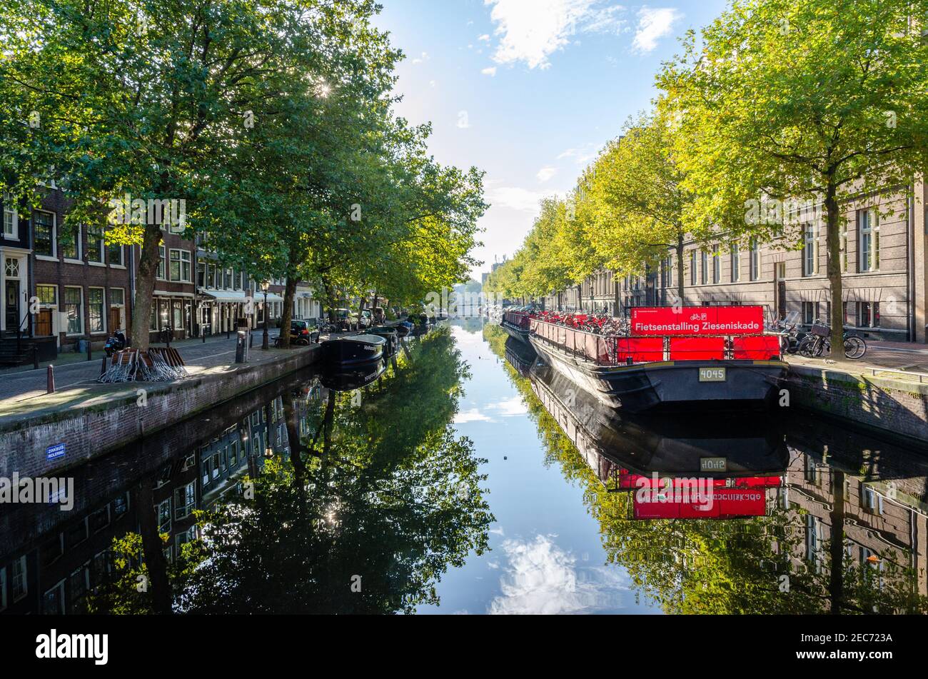 Famous Amsterdam channels and great cityscape. Colorful scene of ...