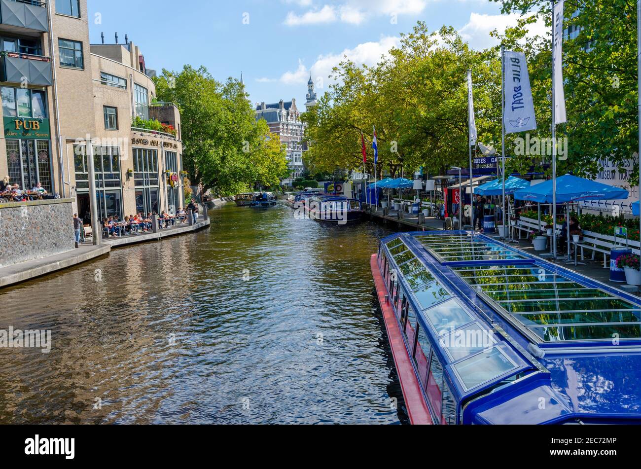 Famous Amsterdam channels and great cityscape. Colorful scene of ...