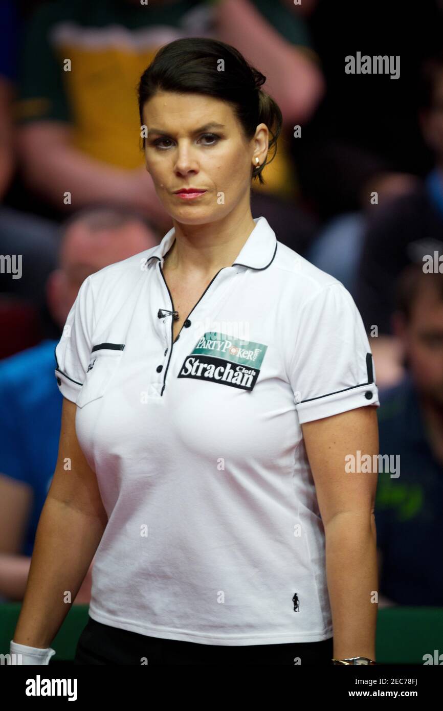 Snooker referee michaela tabb hi-res stock photography and images - Alamy