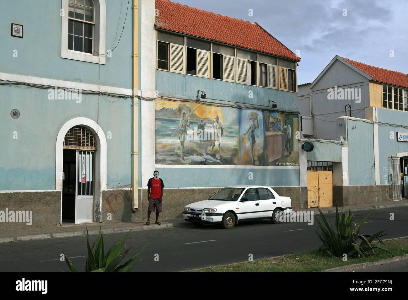 African man painting door hi-res stock photography and images - Alamy