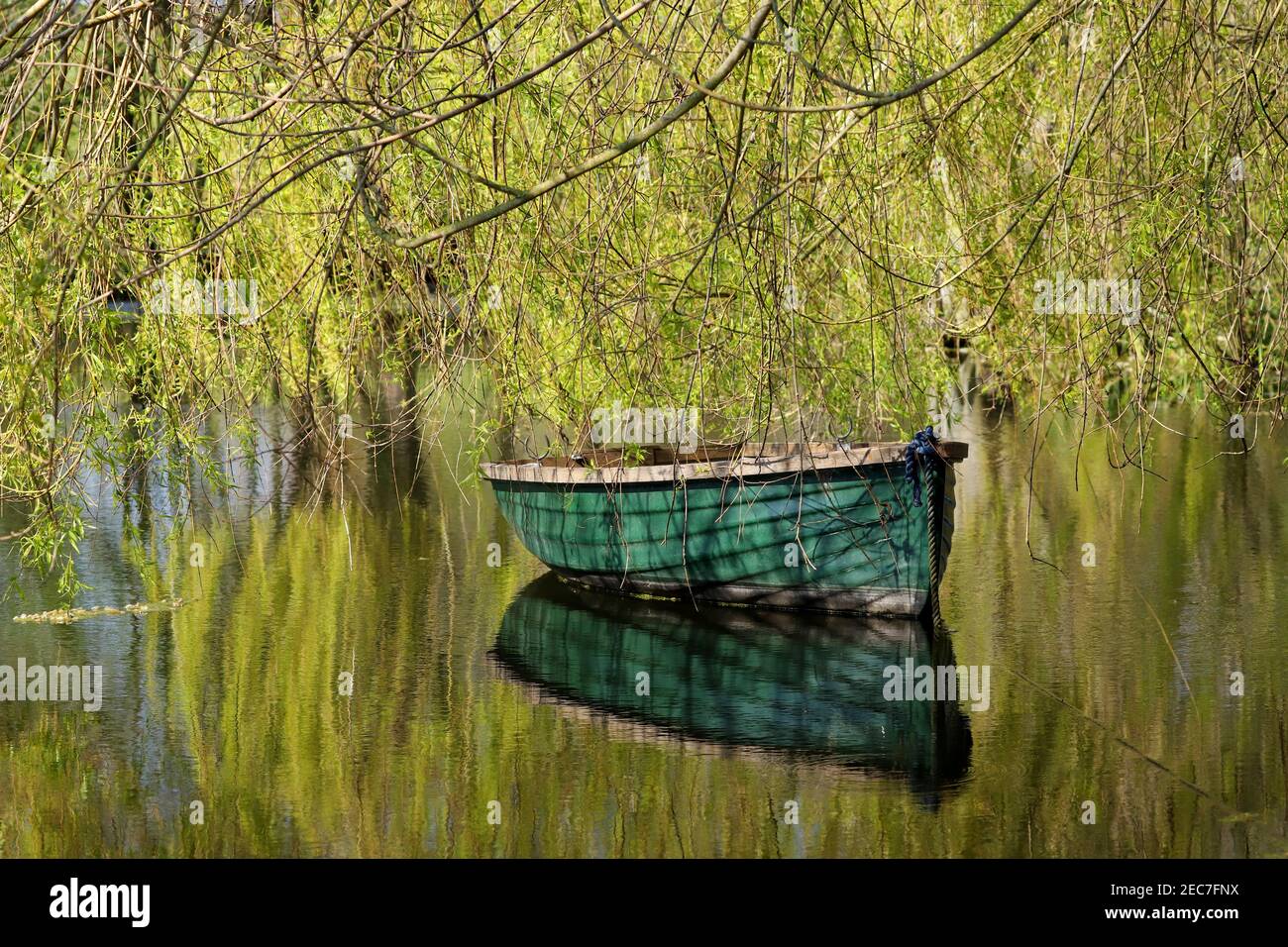 Green rowing boat hi-res stock photography and images - Alamy