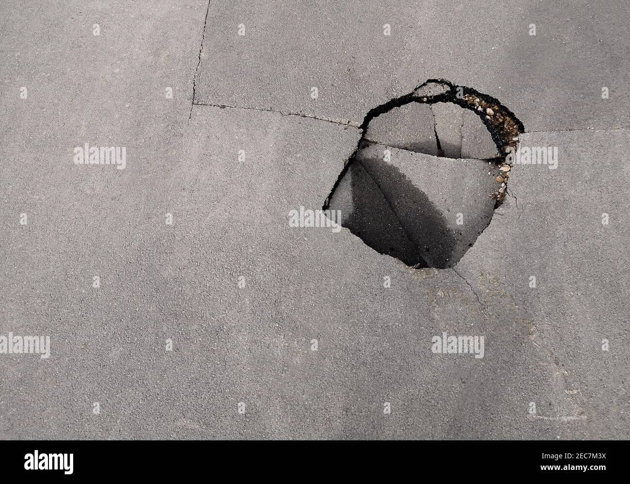 Cracked tarmac earthquake hi-res stock photography and images - Alamy