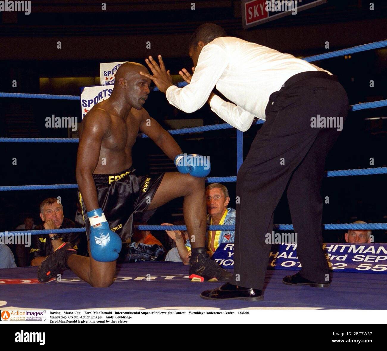Wembley centre is the referee hi-res stock photography and images - Alamy