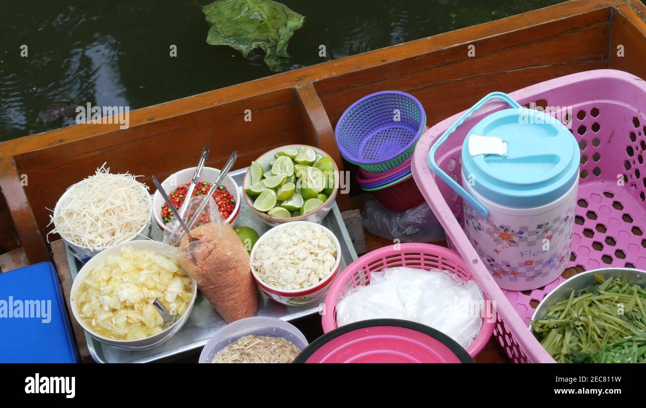 Iconic asian Lat Mayom floating market. Khlong river canal, long-tail ...