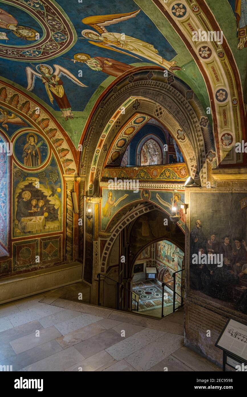 The marvelous frescoes in the interior of the Monastery of Sacred Cave ...