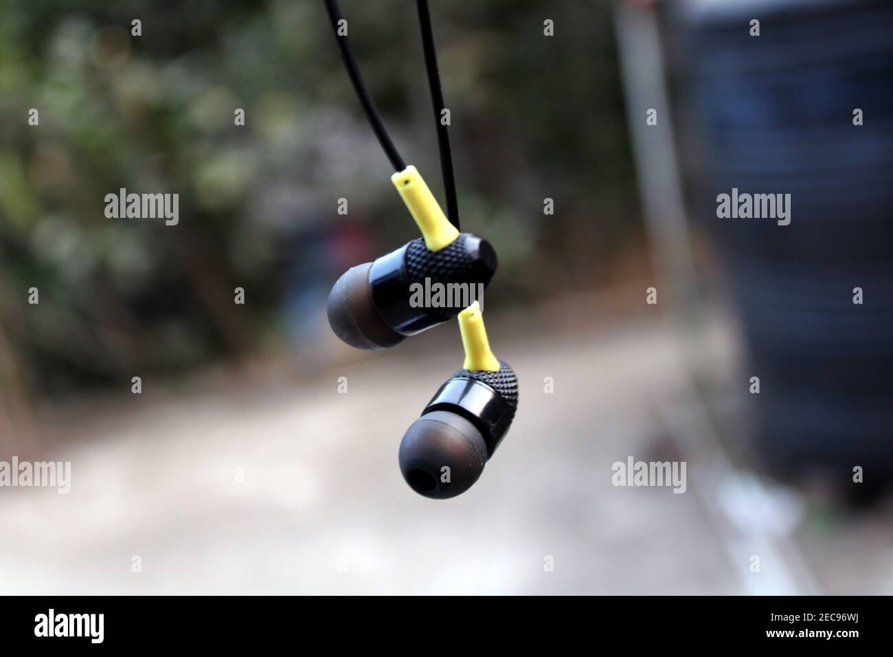 Side pose man headphones hi-res stock photography and images - Alamy