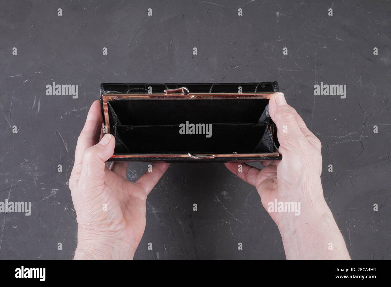Women hand open empty wallet hi-res stock photography and images - Alamy