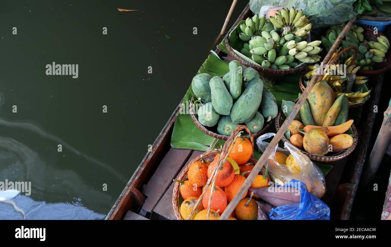 Iconic asian Lat Mayom floating market. Khlong river canal, long-tail ...