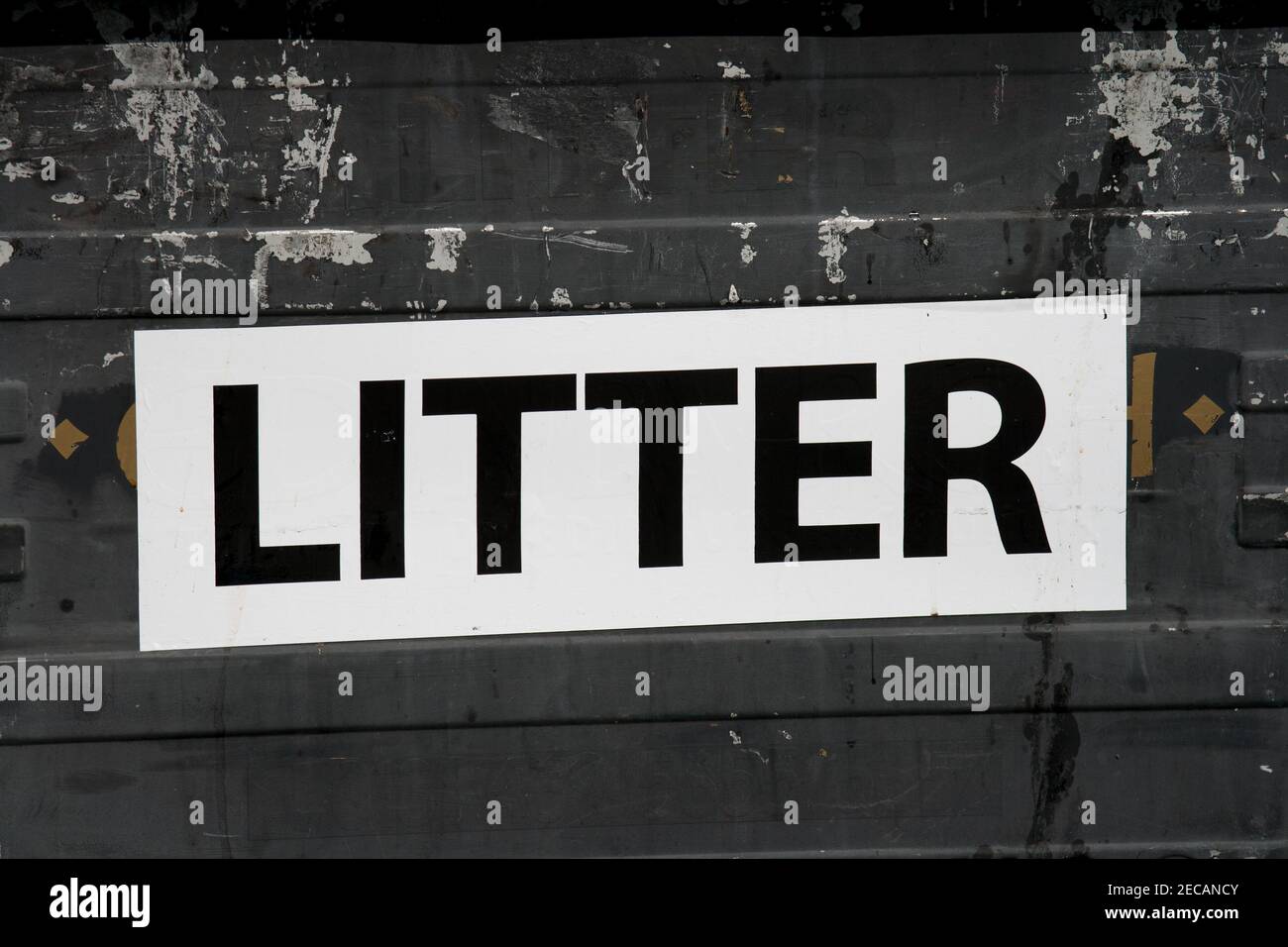 Litter sign on a wheelie bin Stock Photo - Alamy