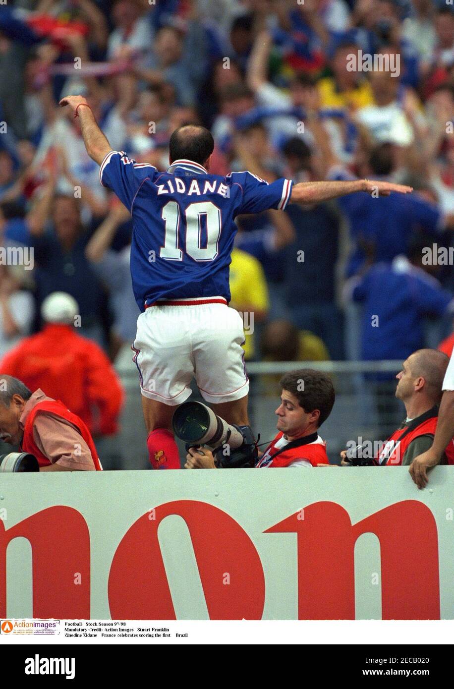 Zinedine zidane 1998 world cup hi-res stock photography and images - Alamy