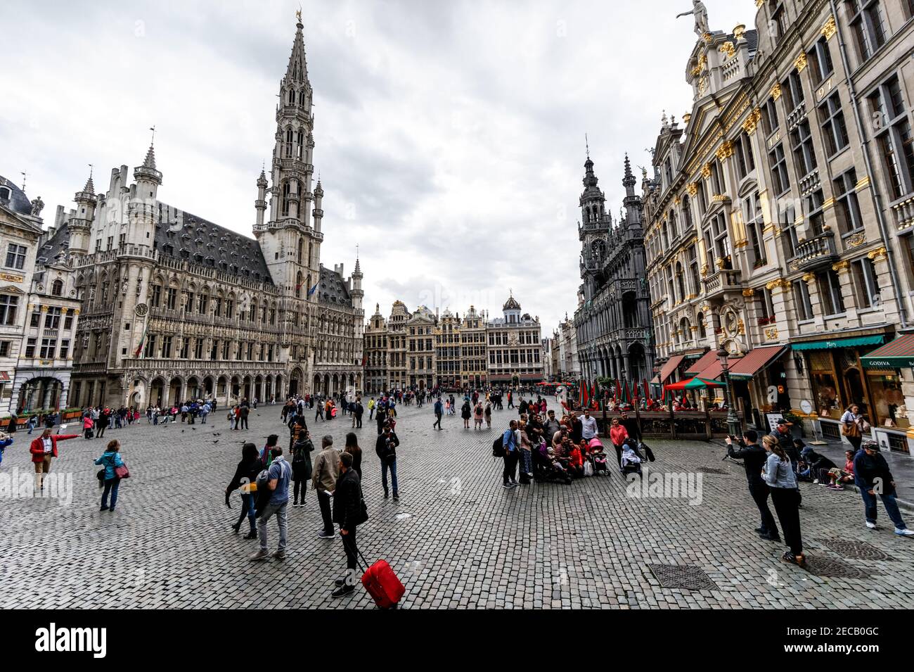 Medieval Town Hall and tourists sightseeing on the Grand Place, Grote ...