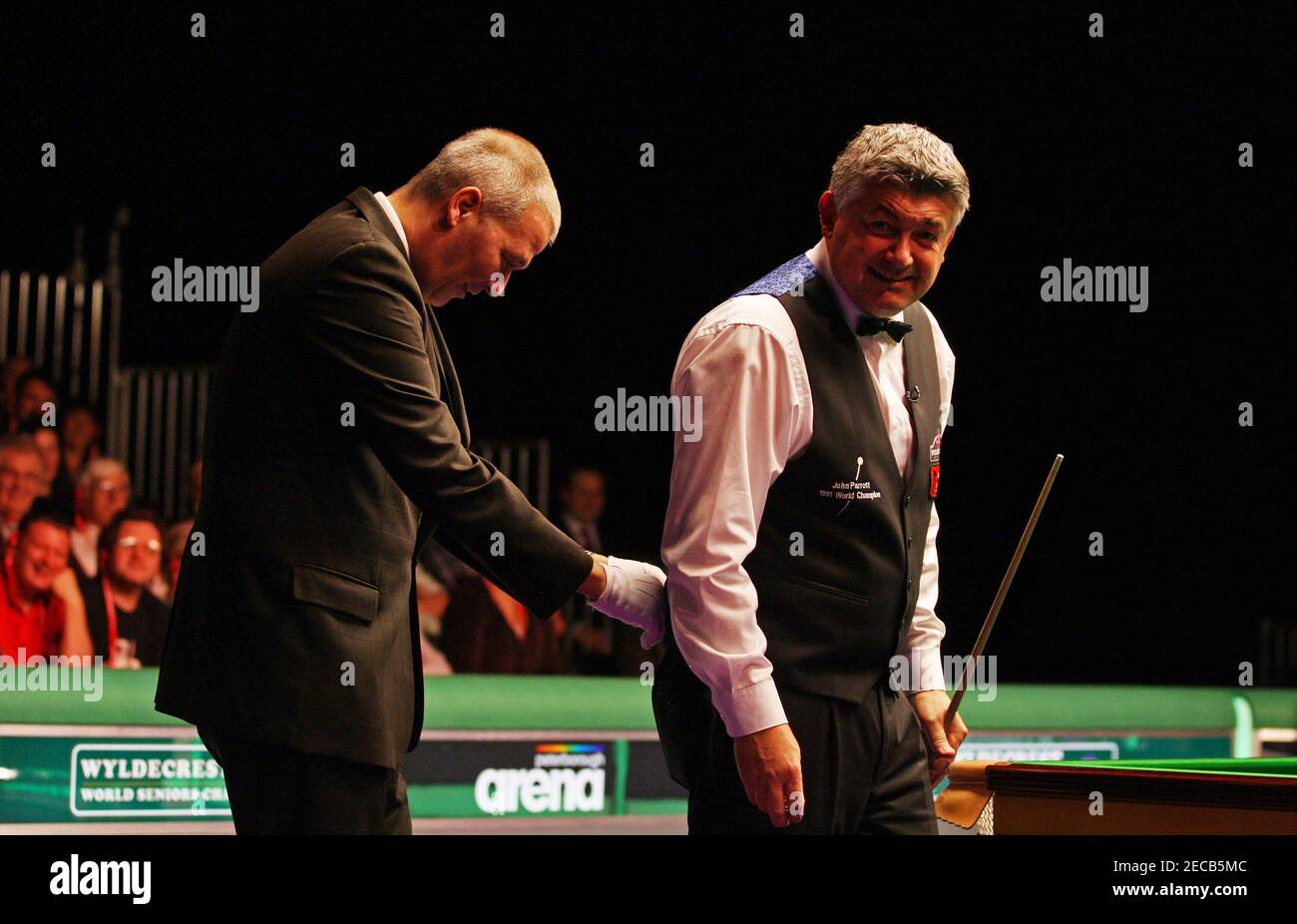 Snooker referee hi-res stock photography and images - Alamy