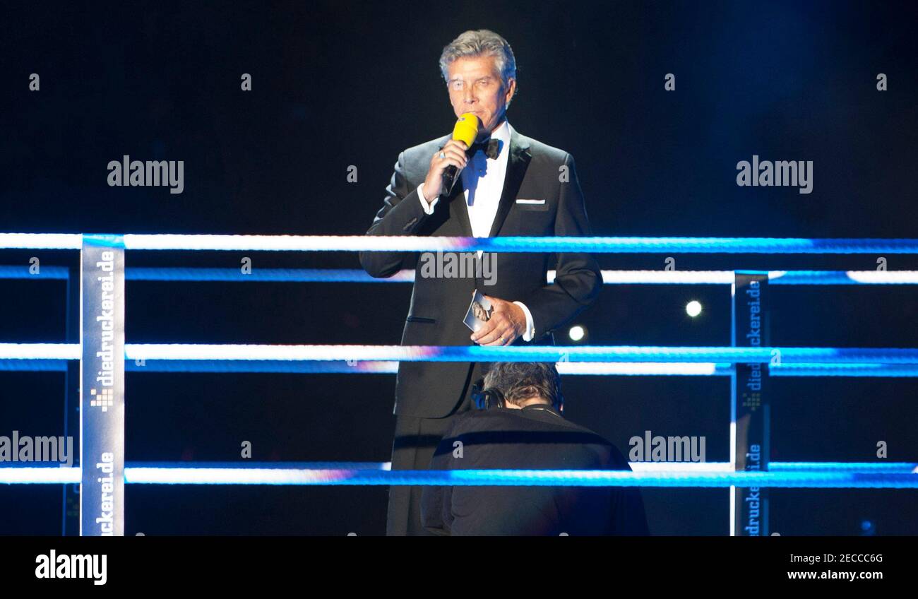 American ring announcer michael buffer hi-res stock photography and ...